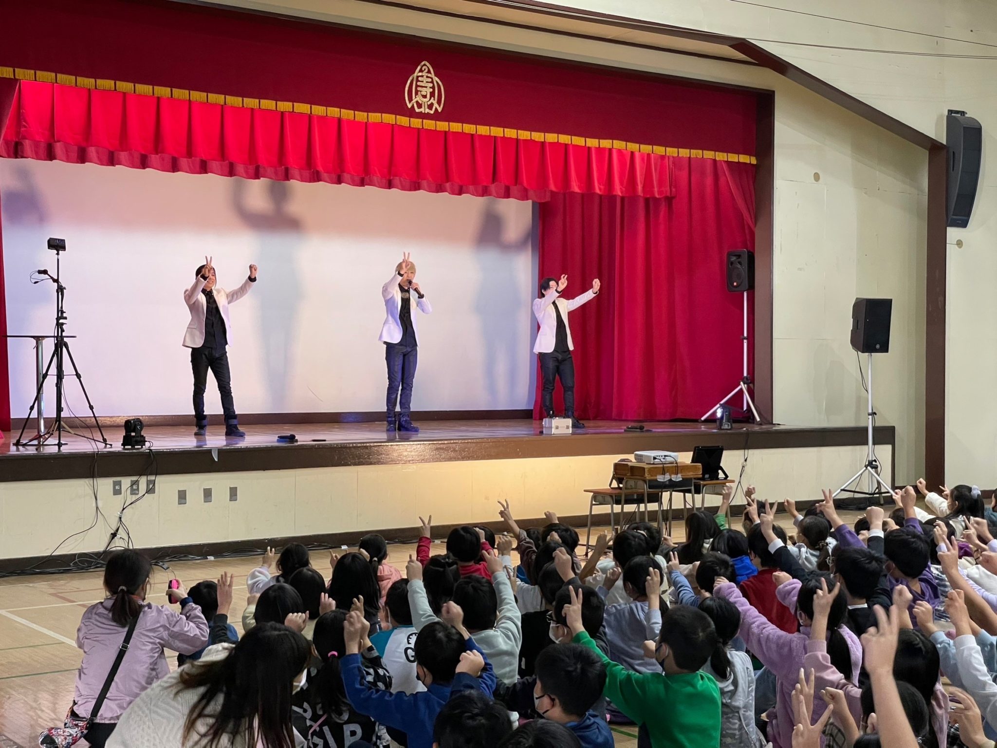 XTRAP｜Official site｜LED Dance Performance｜Art of Finger dance